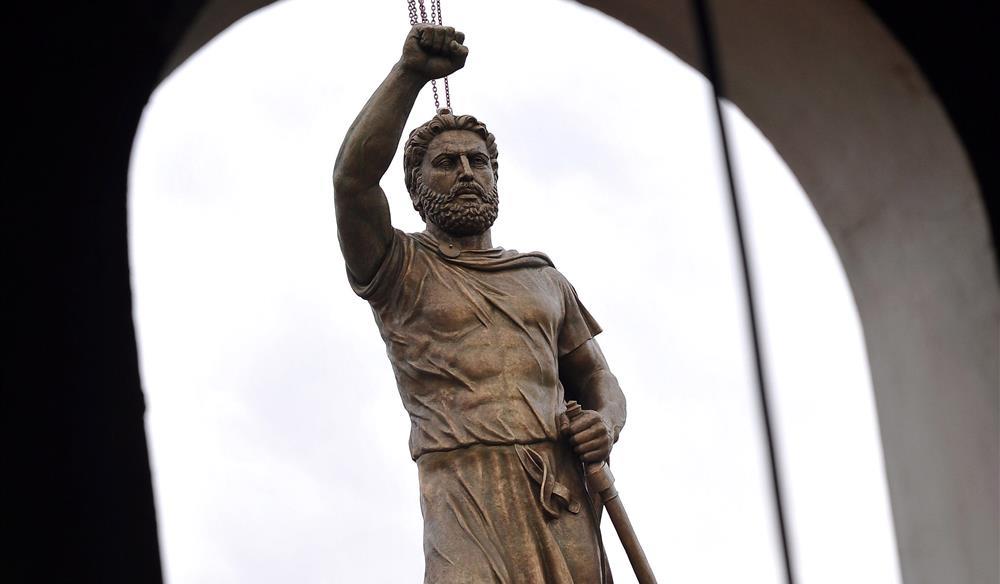 Με ομοιώματα του Μ. Αλεξάνδρου, του Φιλίππου Β' και του Αριστοτέλη ...