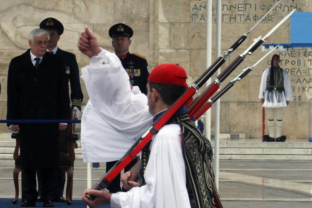 Παυλόπουλος: «Eύχομαι του χρόνου ο λαός μας να ζει κάτω από καλύτερες ...