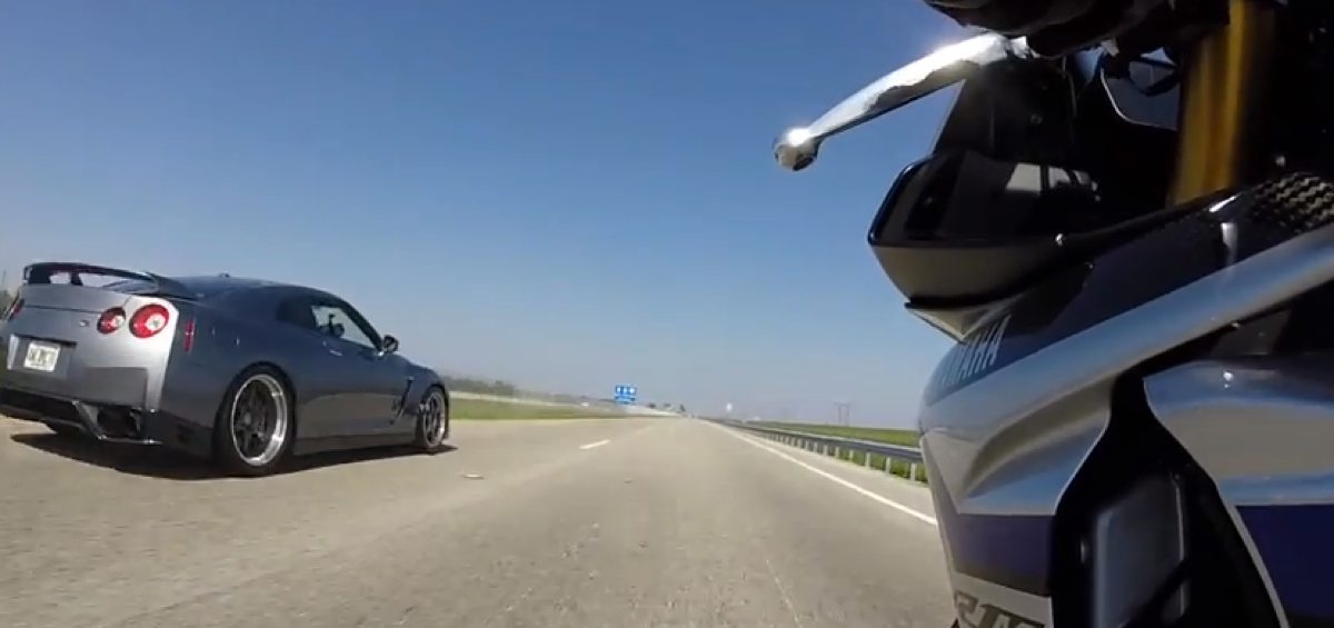 Μια Yamaha R1 τα βάζει με ένα Nissan GT-R - ΤΑ ΝΕΑ