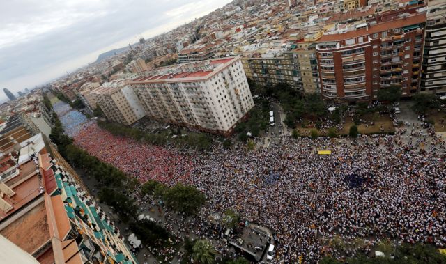 Επίδειξη δύναμης υπέρ της ανεξαρτησίας στους δρόμους της Βαρκελώνης ...