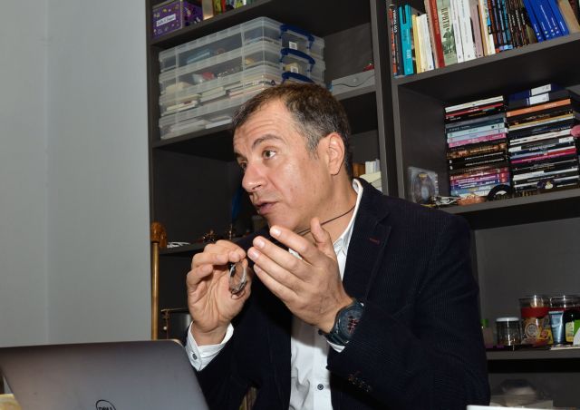 Ο Σταύρος Θεοδωράκης στα «ΝΕΑ»: «Χτίζουν ένα καθεστώς για να κρατηθούν ...