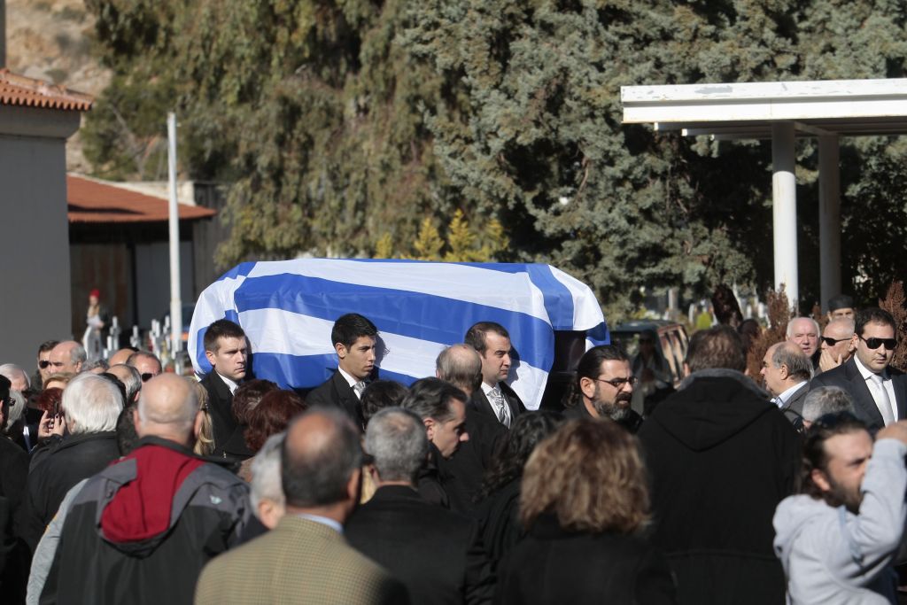 Συγγενείς και φίλοι είπαν το «τελευταίο αντίο» στην Αννα Συνοδινού - ΤΑ ΝΕΑ