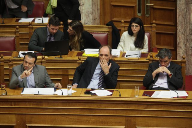 Υπερψηφίστηκε η τροπολογία για τις τηλεοπτικές άδειες - ΤΑ ΝΕΑ