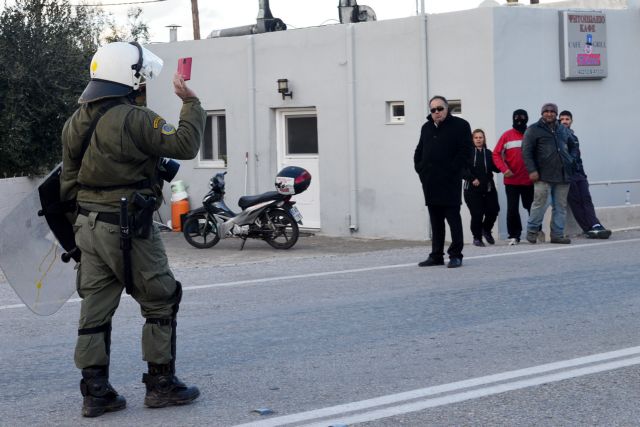 Ερευνα της ΕΛ.ΑΣ. για τη στάση ανδρών των ΜΑΤ στην Κω - ΤΑ ΝΕΑ
