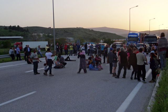 Εκρυθμη η κατάσταση στα Ιωάννινα: Εισβολή αντιεξουσιαστών στο δημαρχείο ...