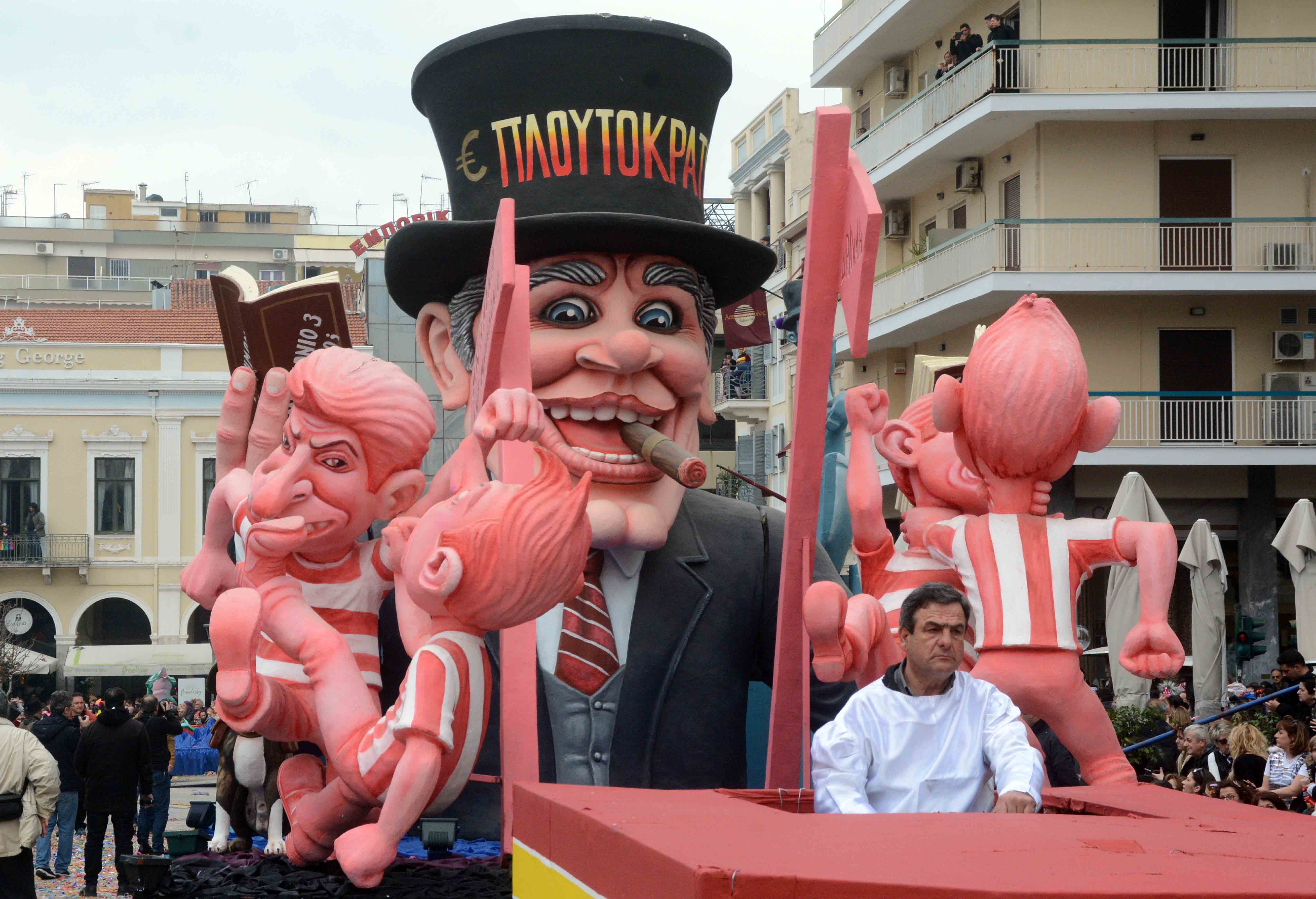 Πάτρα: Ο βασιλιάς καρνάβαλος «παραδόθηκε» στις φλόγες - ΤΑ ΝΕΑ