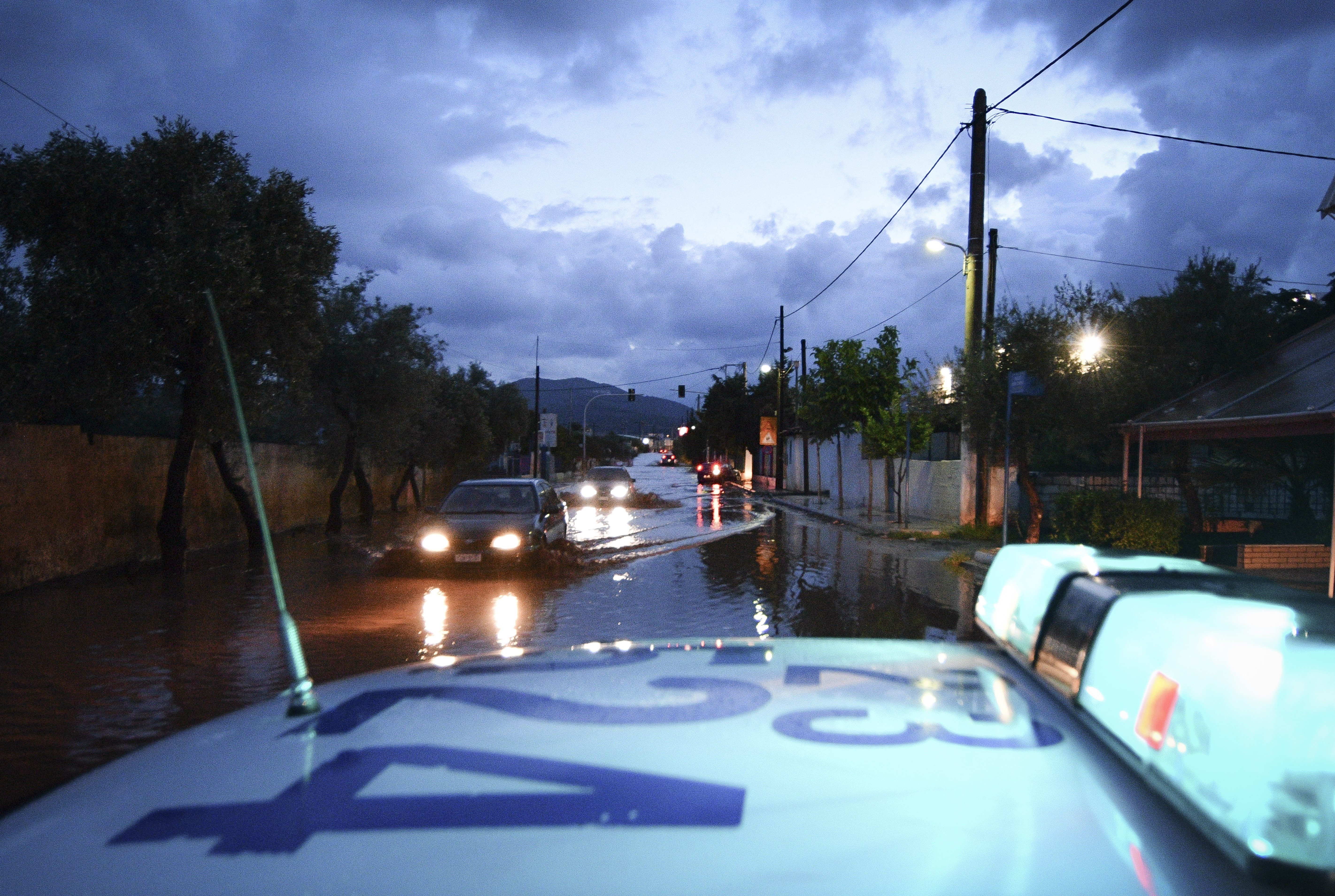 «Πνίγηκαν» πάλι Μάνδρα και Νέα Πέραμος (φωτο + βίντεο) - ΤΑ ΝΕΑ
