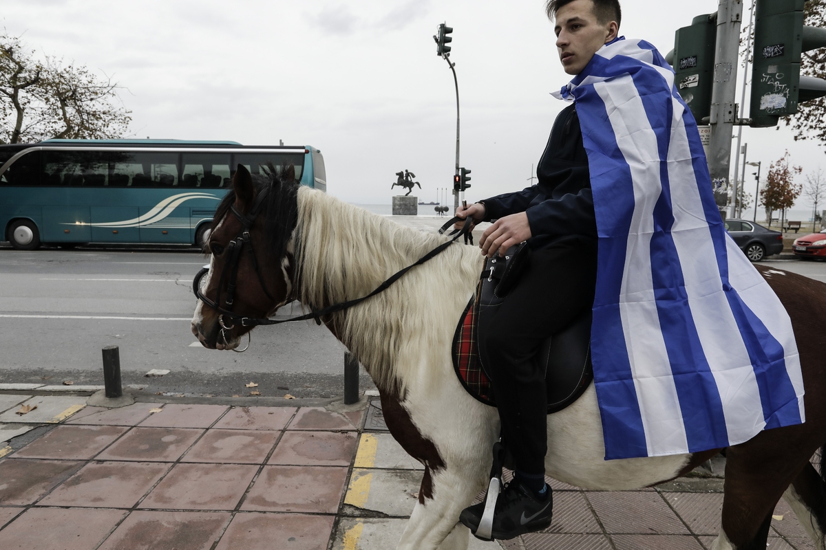 Μαθητές στους δρόμους με... άλογα - ΤΑ ΝΕΑ