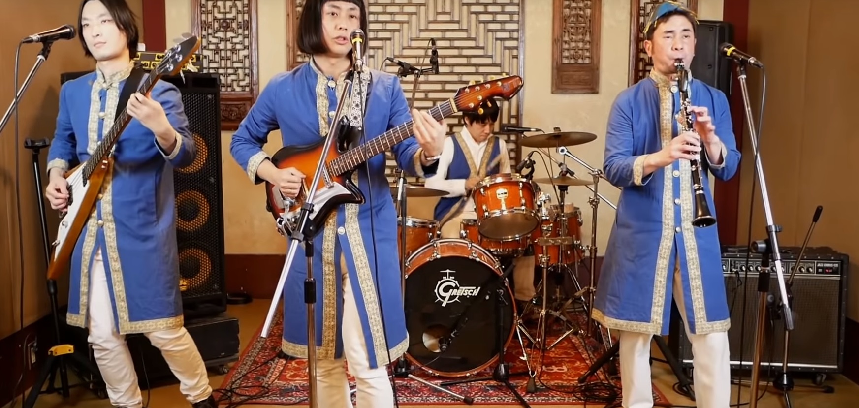 Pyramidos : Γιαπωνέζικο συγκρότημα τραγουδά και χορεύει «Τα Καγκέλια ...