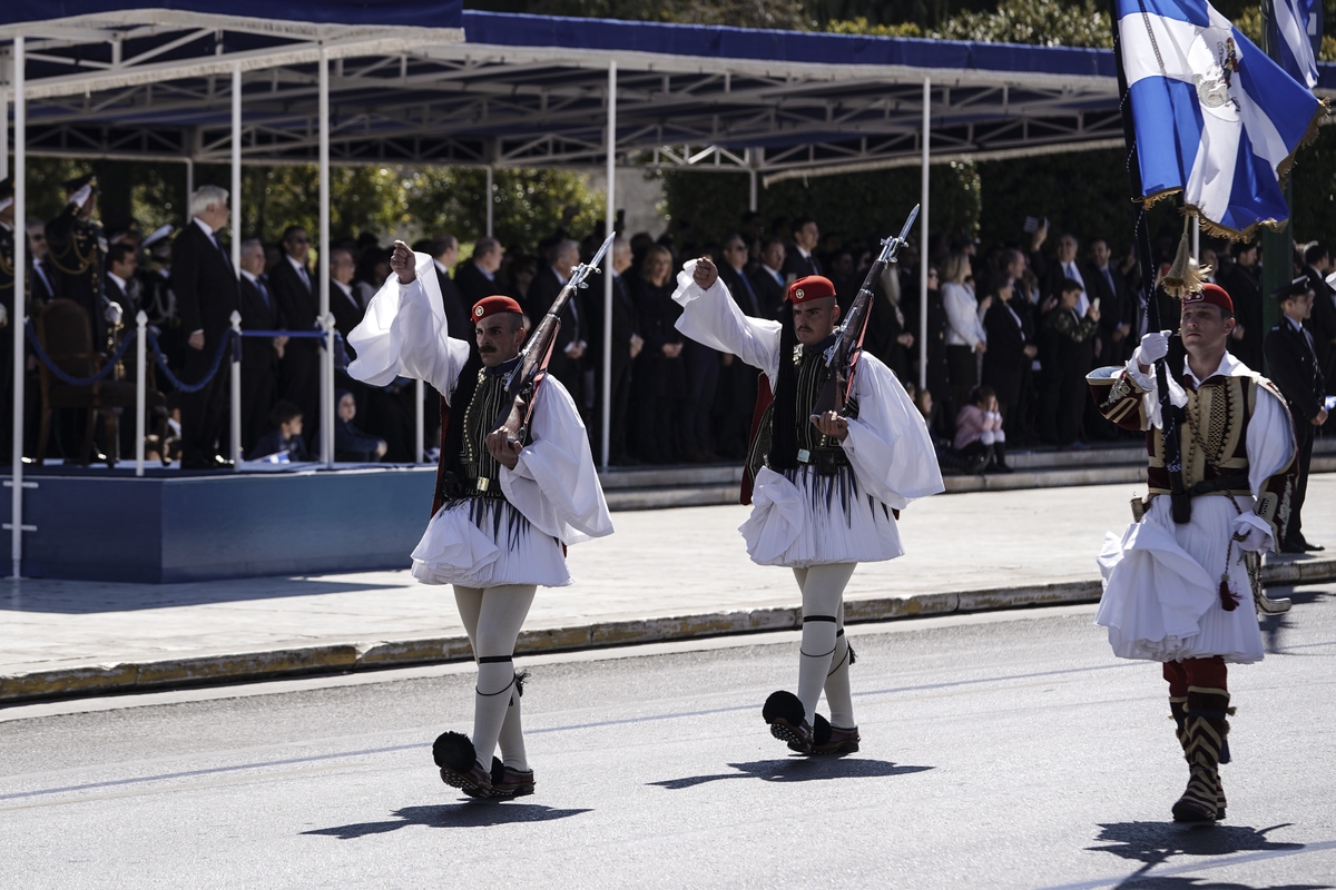 Με «Μακεδονία Ξακουστή» παρελαύνουν στο Σύνταγμα οι Εύζωνες - ΤΑ ΝΕΑ