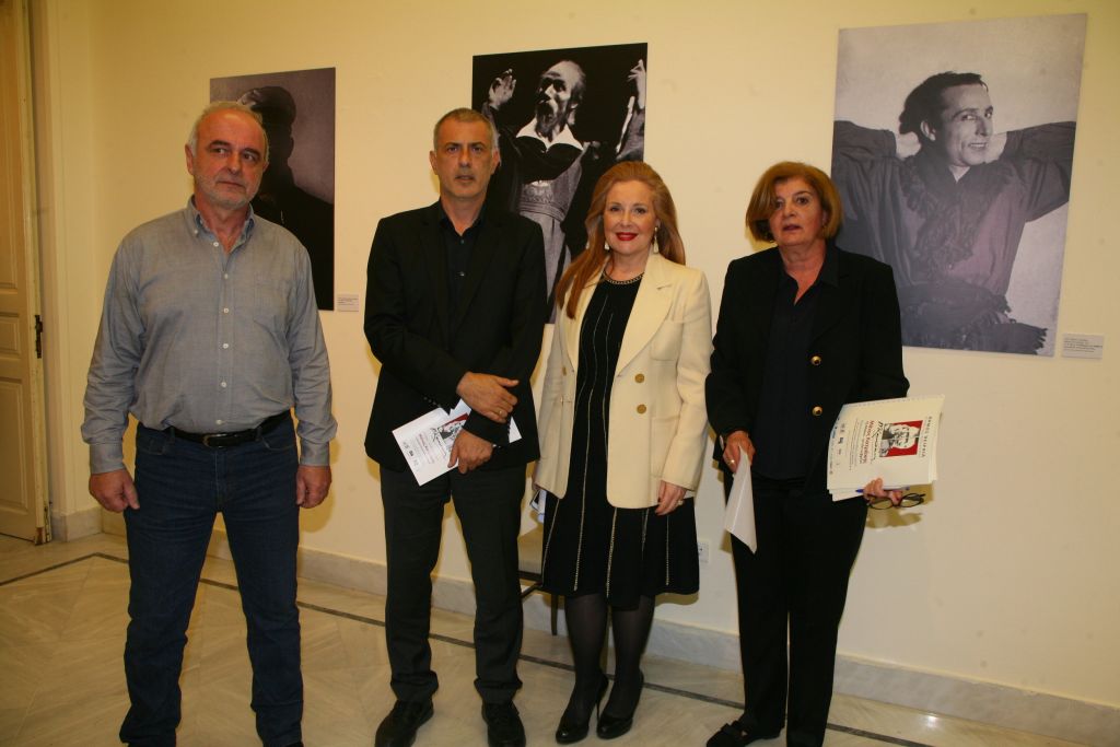 Ο Γιάννης Μώραλης εγκαινίασε τη συλλογή του Μάνου Κατράκη στη Δημοτική ...