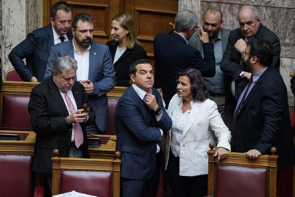 «Fake» δημοσκοπήσεις βλέπει το Μαξίμου, εάν δεν βολεύουν τον ΣΥΡΙΖΑ ...