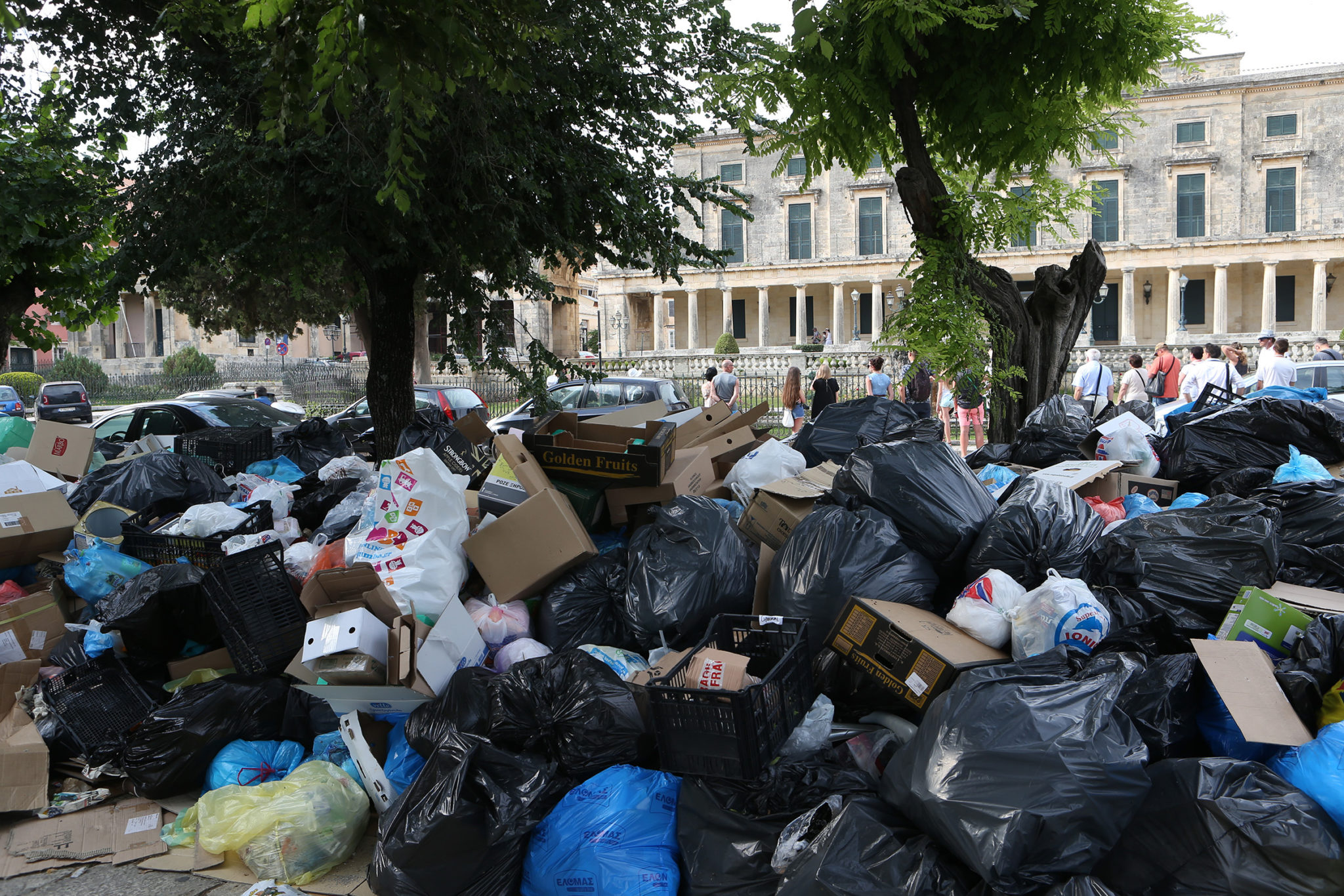 Πνίγεται στα σκουπίδια η Κέρκυρα - Σε ιδιώτη η διαχείριση - ΤΑ ΝΕΑ