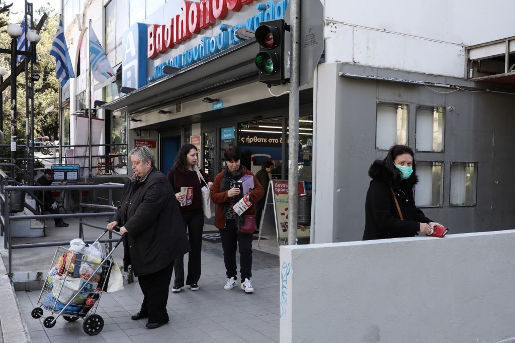 Κοροναϊός : Με ουρές άνοιξαν τα σουπερ μάρκετ την Τρίτη - ΤΑ ΝΕΑ