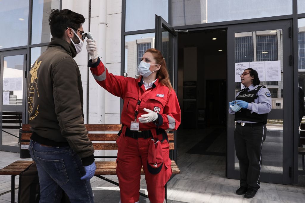 Άρση των μέτρων: Οι φόβοι κυβέρνησης και επιστημόνων για την επόμενη ...