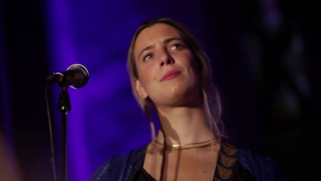 Ξέρατε ότι η κόρη νέου υπουργού είναι εξαιρετική τραγουδίστρια; - ΤΑ ΝΕΑ