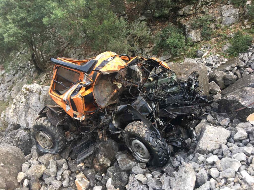 Δυο νεκροί από πτώση αγροτικού σε γκρεμό 100 μέτρων – Πατέρας 5 παιδιών ...