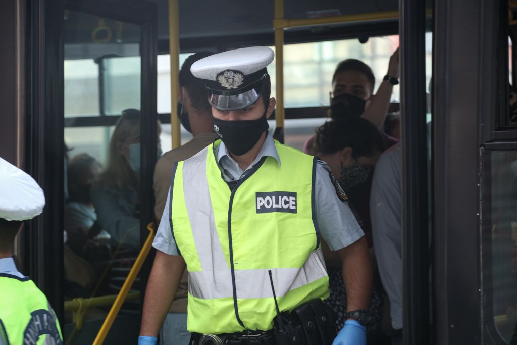 ΕΛ.ΑΣ : Γάντια, μάσκες, αντισηπτικά και ασπίδες στους αστυνομικούς - ΤΑ ΝΕΑ
