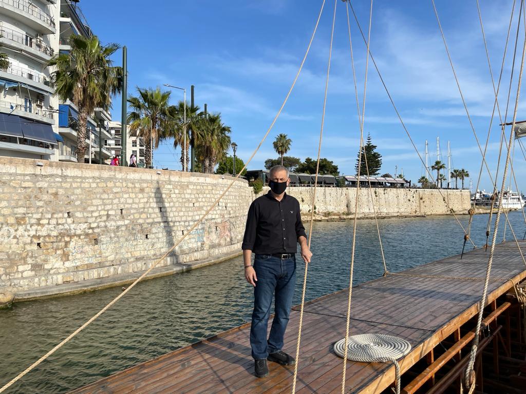 Ο Δήμαρχος Πειραιά Γιάννης Μώραλης επισκέφθηκε την ιστορική τριήρη ...
