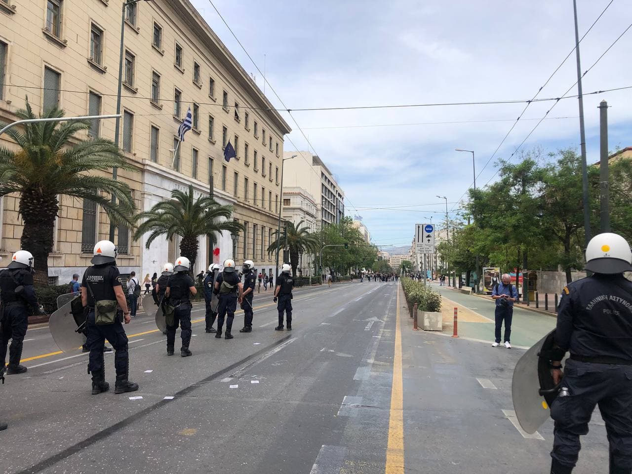 Ένταση στα Προπύλαια μετά τη λήξη της πορείας – Διαδηλωτές έριξαν ...