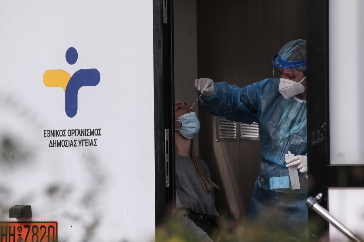 «Καμπανάκι» για νέους τα αποτελέσματα των rapid test - ΤΑ ΝΕΑ
