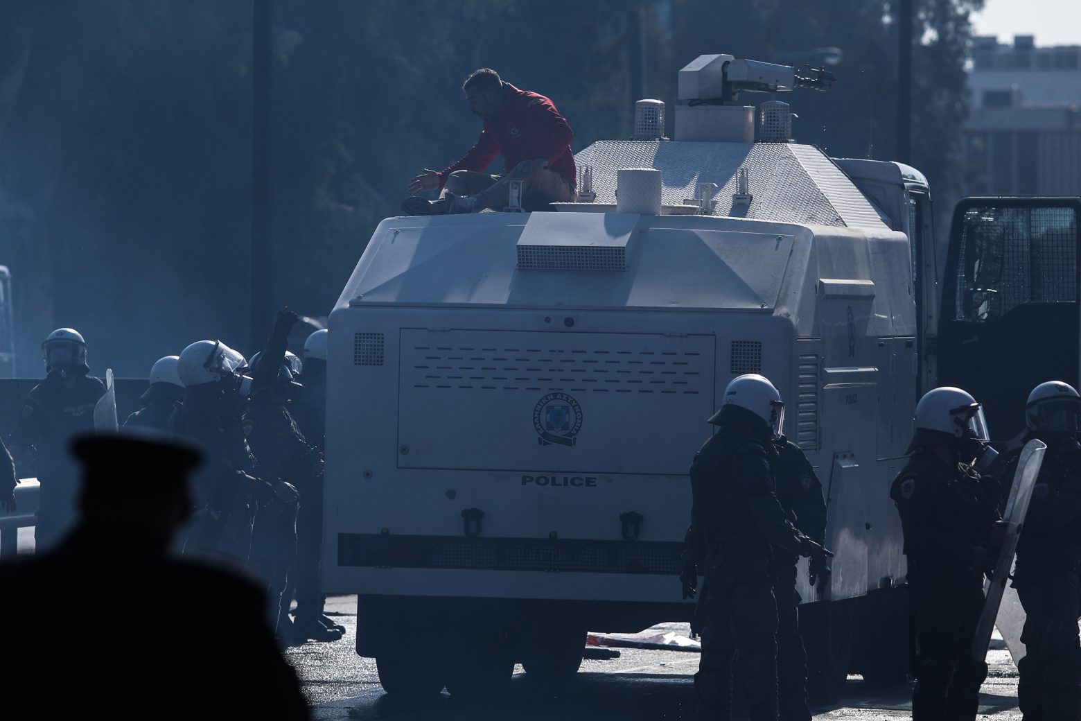 Πυροσβέστες – Καταγγελία για ακρωτηριασμό από κρότου λάμψης των ΜΑΤ ...