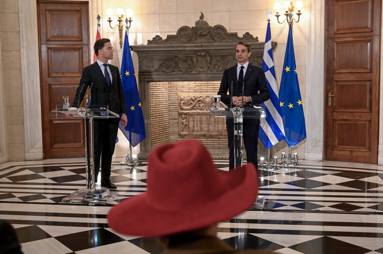 «Δεν θα έρχεσαι εδώ να με προσβάλεις» – Επεισόδιο Μητσοτάκη με ξένη ...