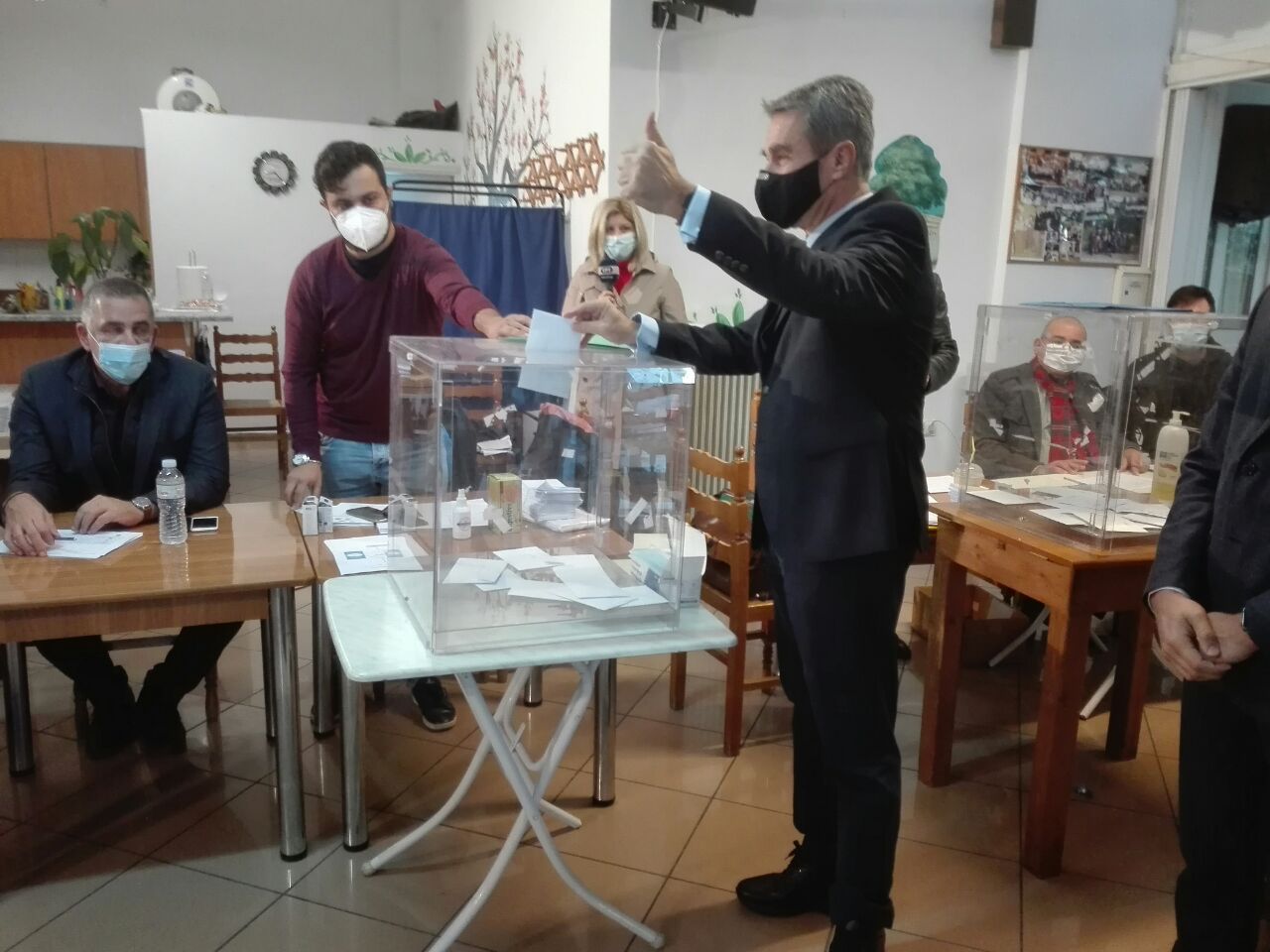 Εκλογές ΚΙΝΑΛ – Ψήφισε ο Ανδρέας Λοβέρδος - ΤΑ ΝΕΑ