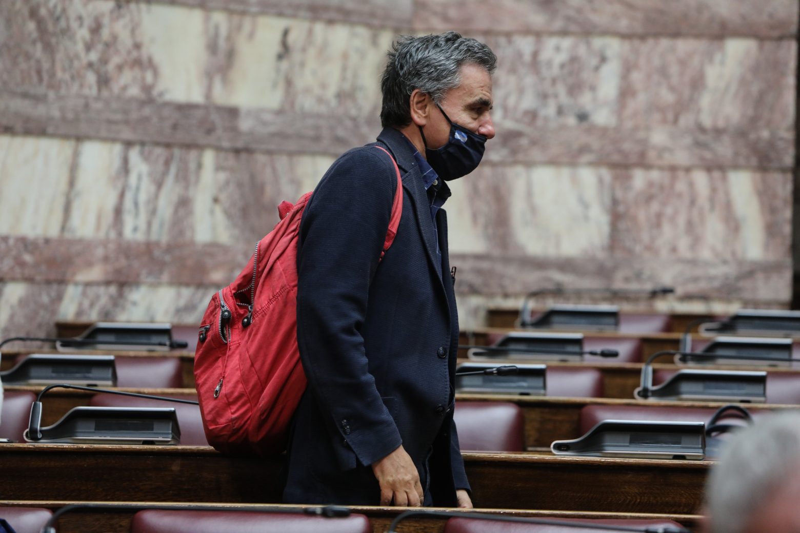 Ο Ευκλείδης Τσακαλώτος, το κόκκινο σακίδιό του και ένα… βιβλίο - ΤΑ ΝΕΑ