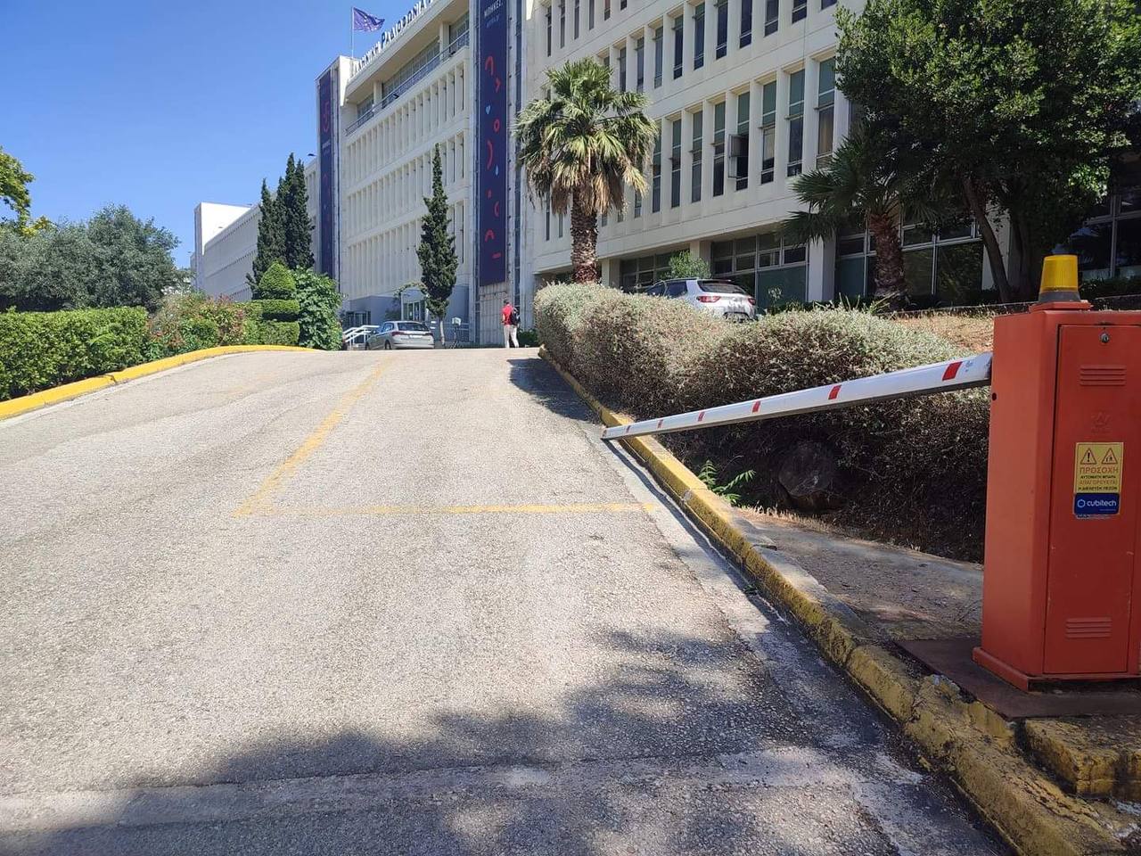 Συμβασιούχος της ΕΡΤ ο άνδρας που μπήκε με ρόπαλο στο κτίριο: Eφτασε ...