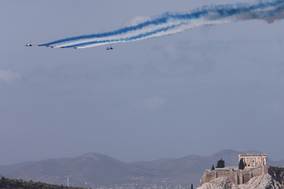 Αεροσκάφη πετούν πάνω από την Ακρόπολη και το Σούνιο - ΤΑ ΝΕΑ