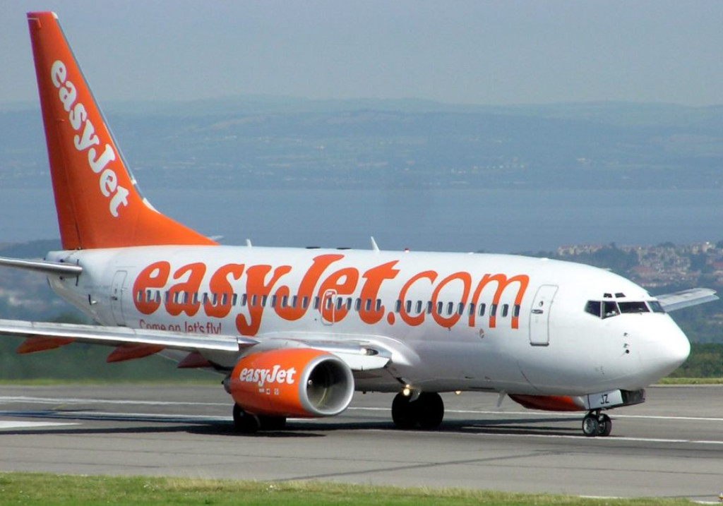 Αεροπλάνο της EasyJet από το Λονδίνο με προορισμό τη Ρόδο παραλίγο να ...