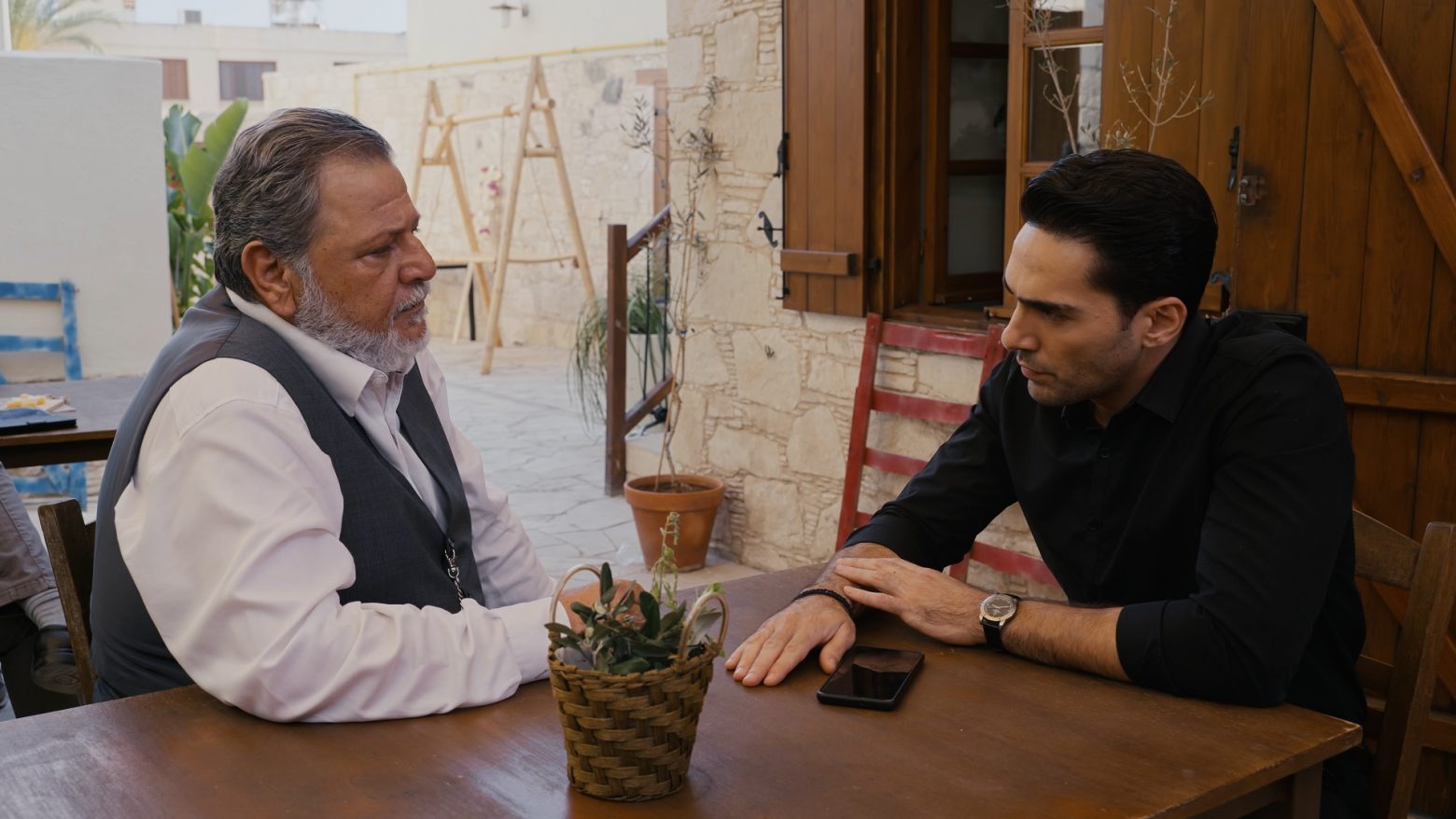 Η Γη τη Ελιάς: Ο Χρήστος πιάνει στα πράσα Μυρτάλη και Αλέξη - ΤΑ ΝΕΑ