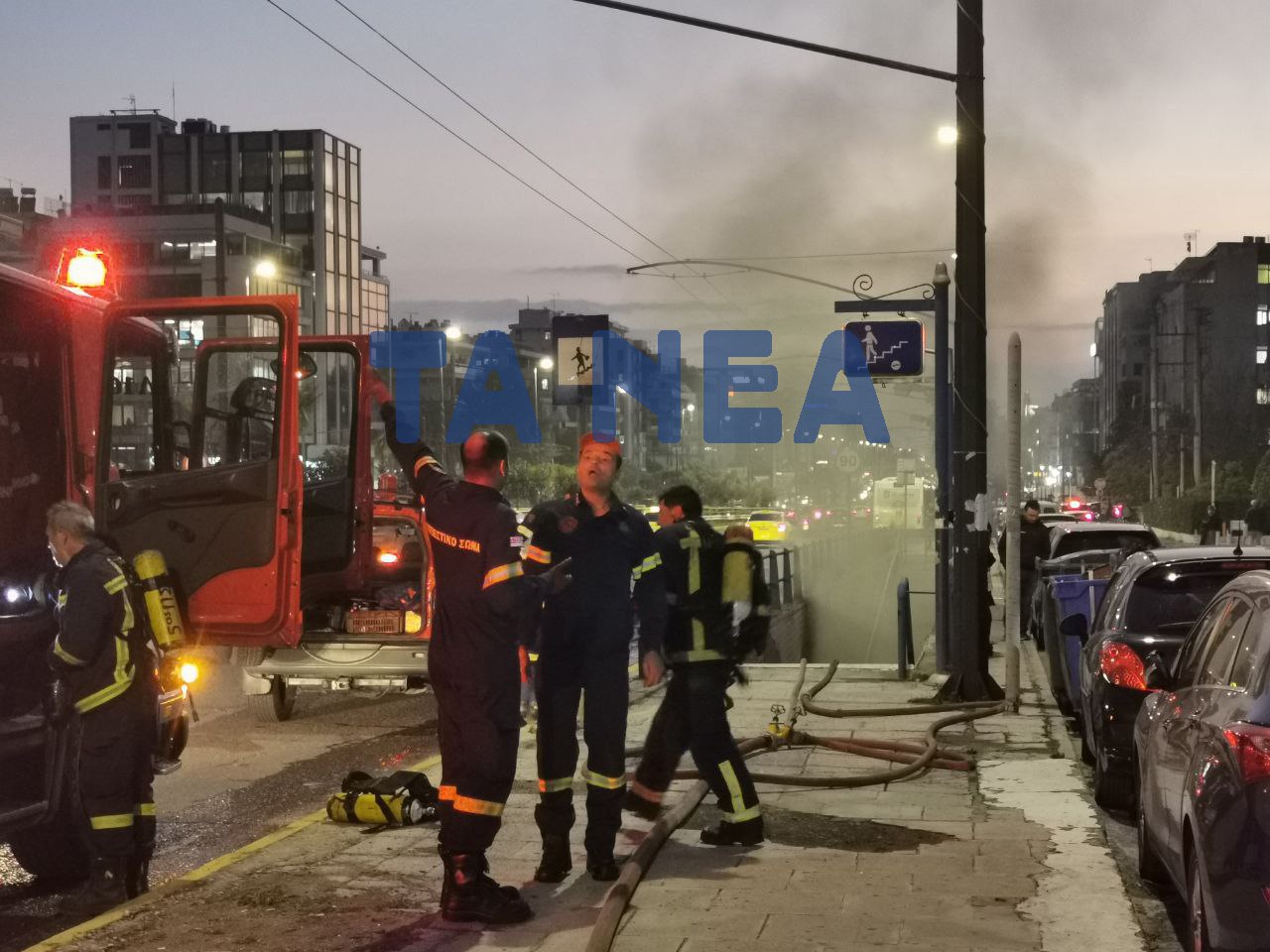 Μεγάλη φωτιά σε υπόγεια διάβαση στη λεωφόρο Συγγρού - ΤΑ ΝΕΑ