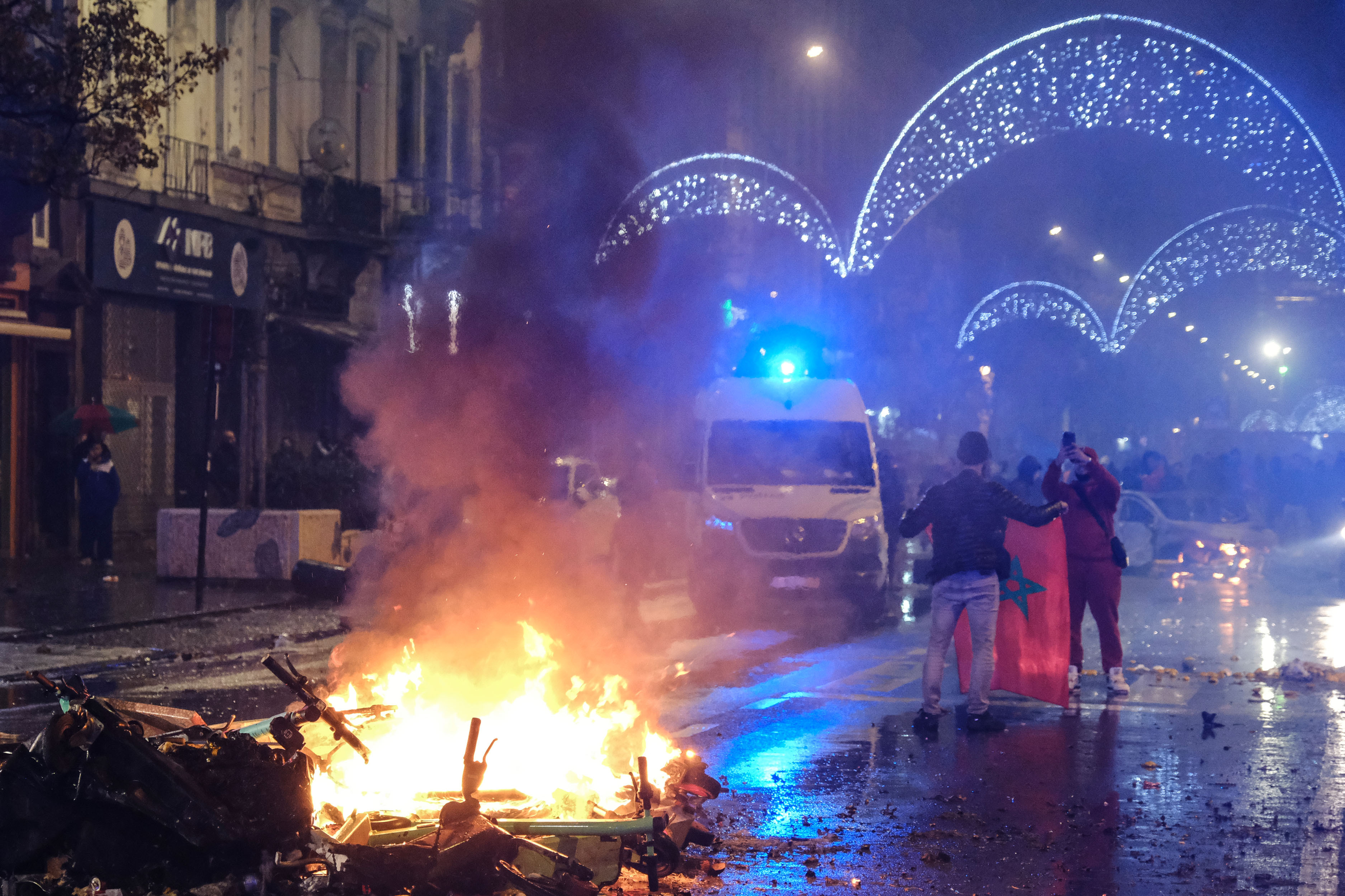 Βρυξέλλες: Συγκρούσεις και φωτιές μετά τη νίκη του Μαρόκου - ΤΑ ΝΕΑ