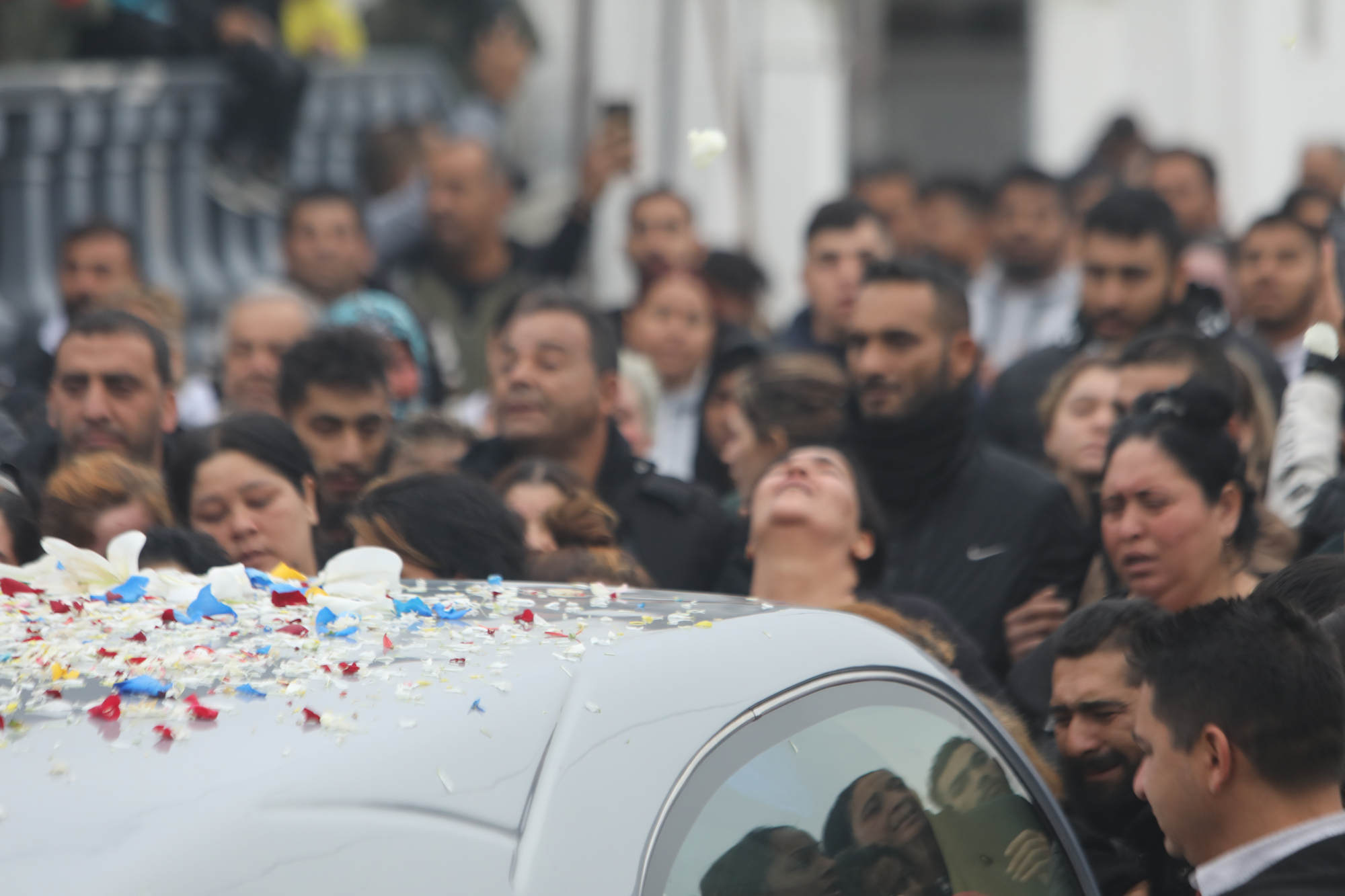 Κηδεία 16χρονου Ρομά: Με λουλούδια και τραγούδια το στερνό αντίο στον ...