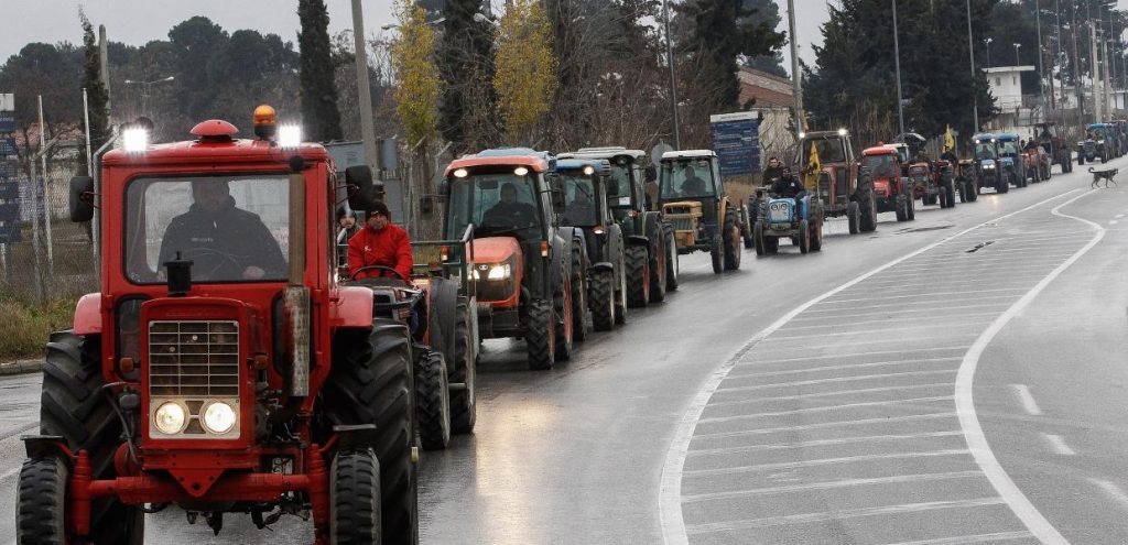 Θεσσαλία: Αγροτικό μπλόκο στον κυκλικό κόμβο της Καρδίτσας επί του Ε65 ...