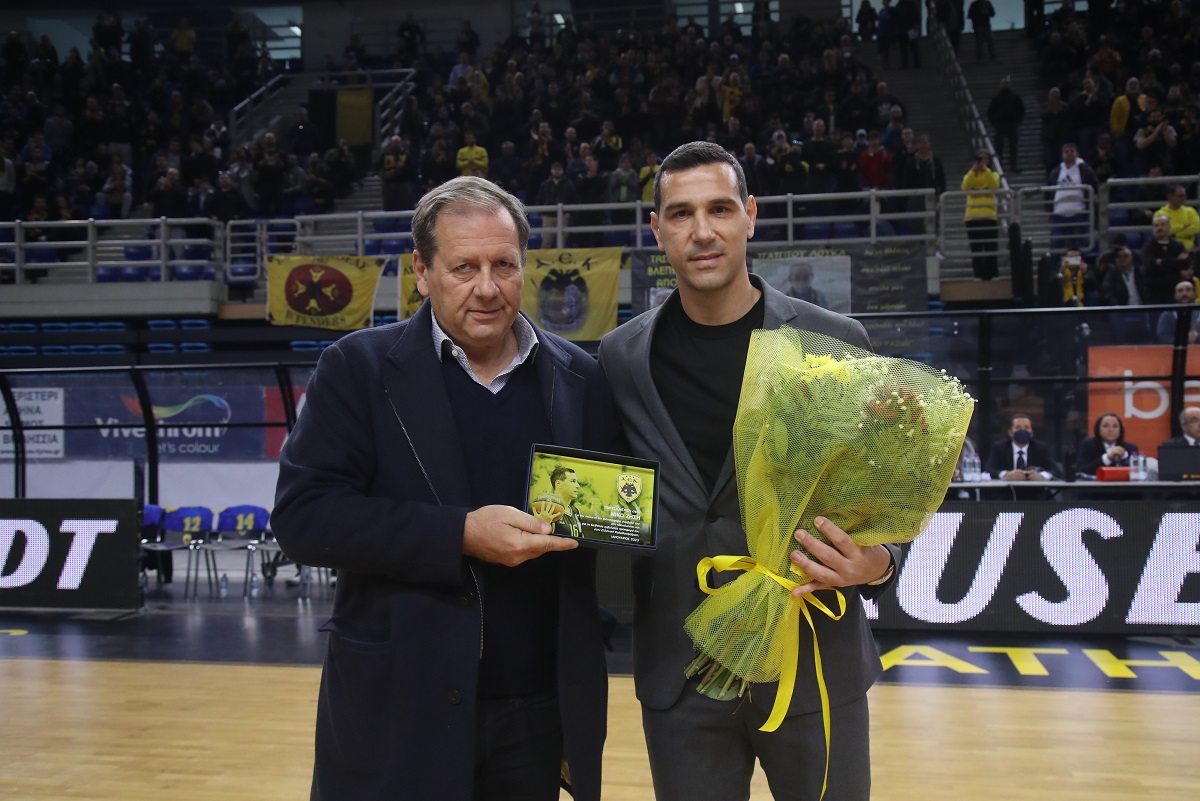 Η ΑΕΚ τίμησε τον Ζήση (pics & vid) - ΤΑ ΝΕΑ