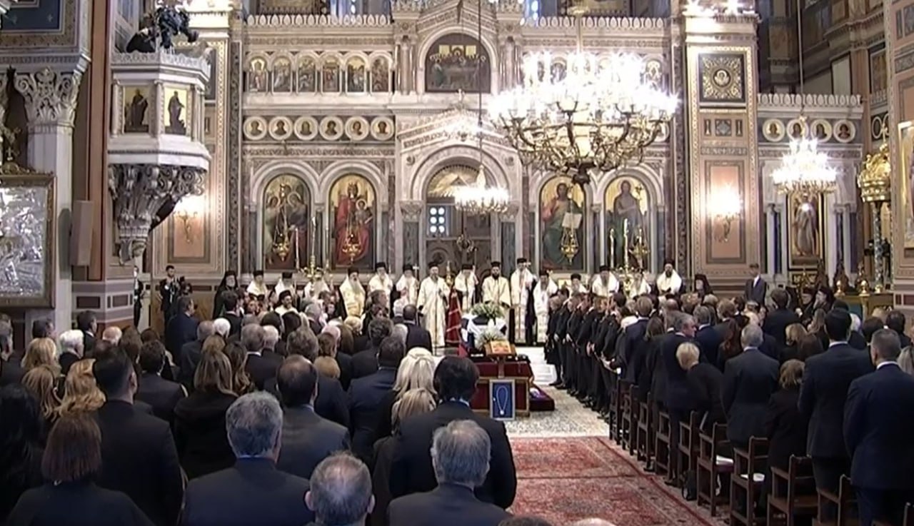 Τέως βασιλιάς Κωσταντίνος: Οι 12 συνοδικοί μητροπολίτες τελούν την ...