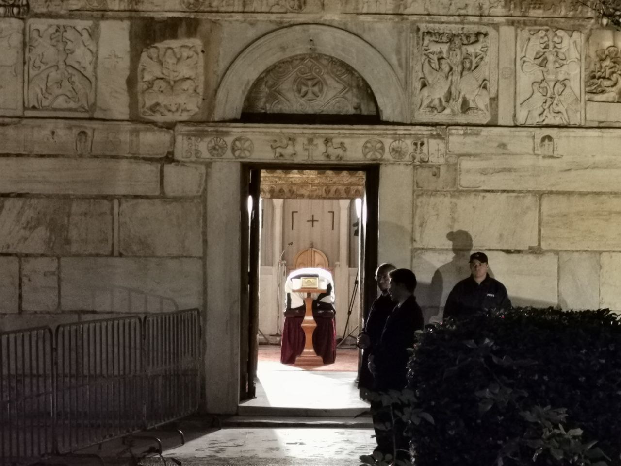 Στη Μητρόπολη Αθηνών η σορός του τέως βασιλιά Κωνσταντίνου - ΤΑ ΝΕΑ