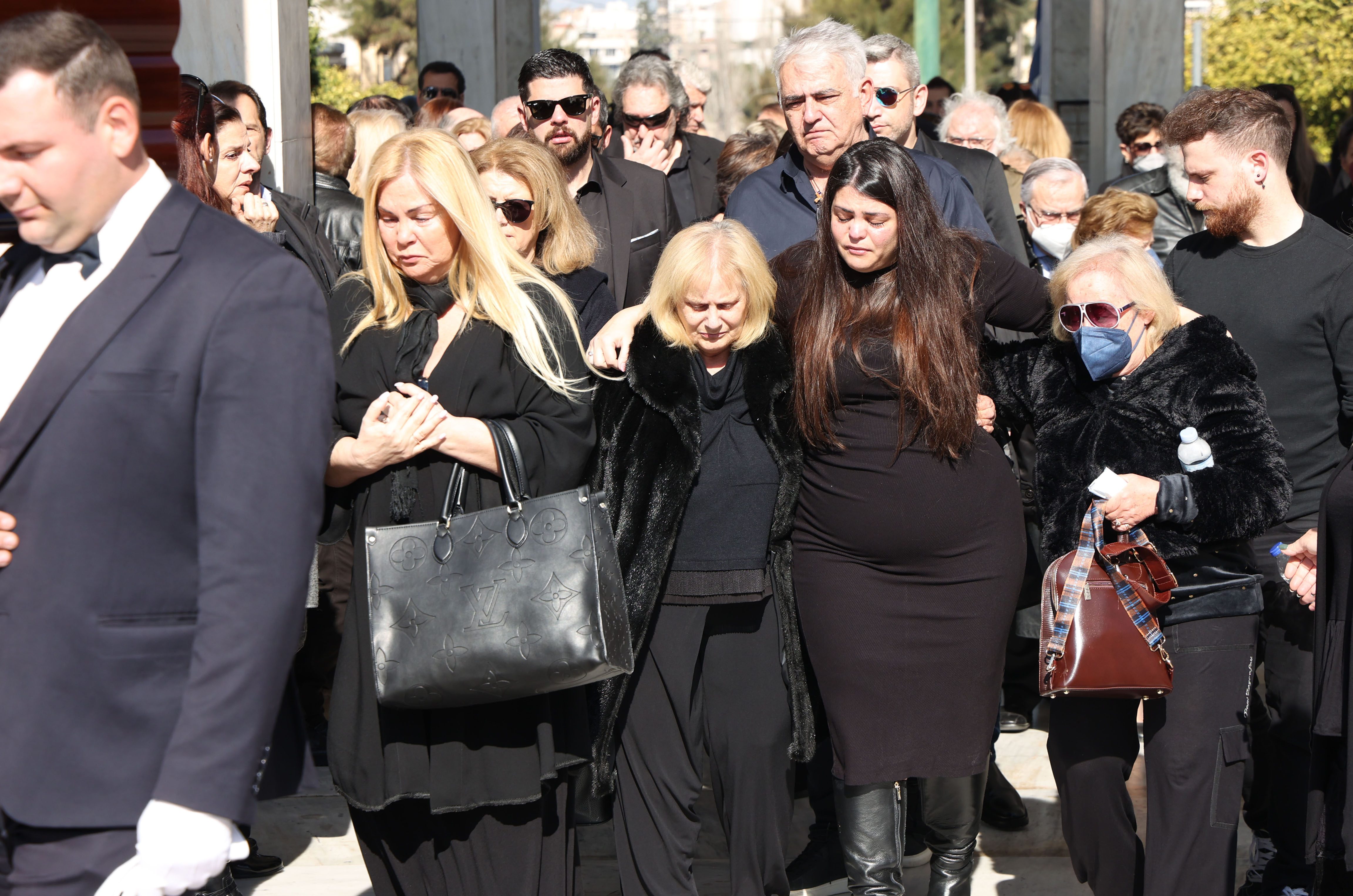 Νίκος Γιάννακας: Θλίψη στην κηδεία του ηθοποιού - ΤΑ ΝΕΑ