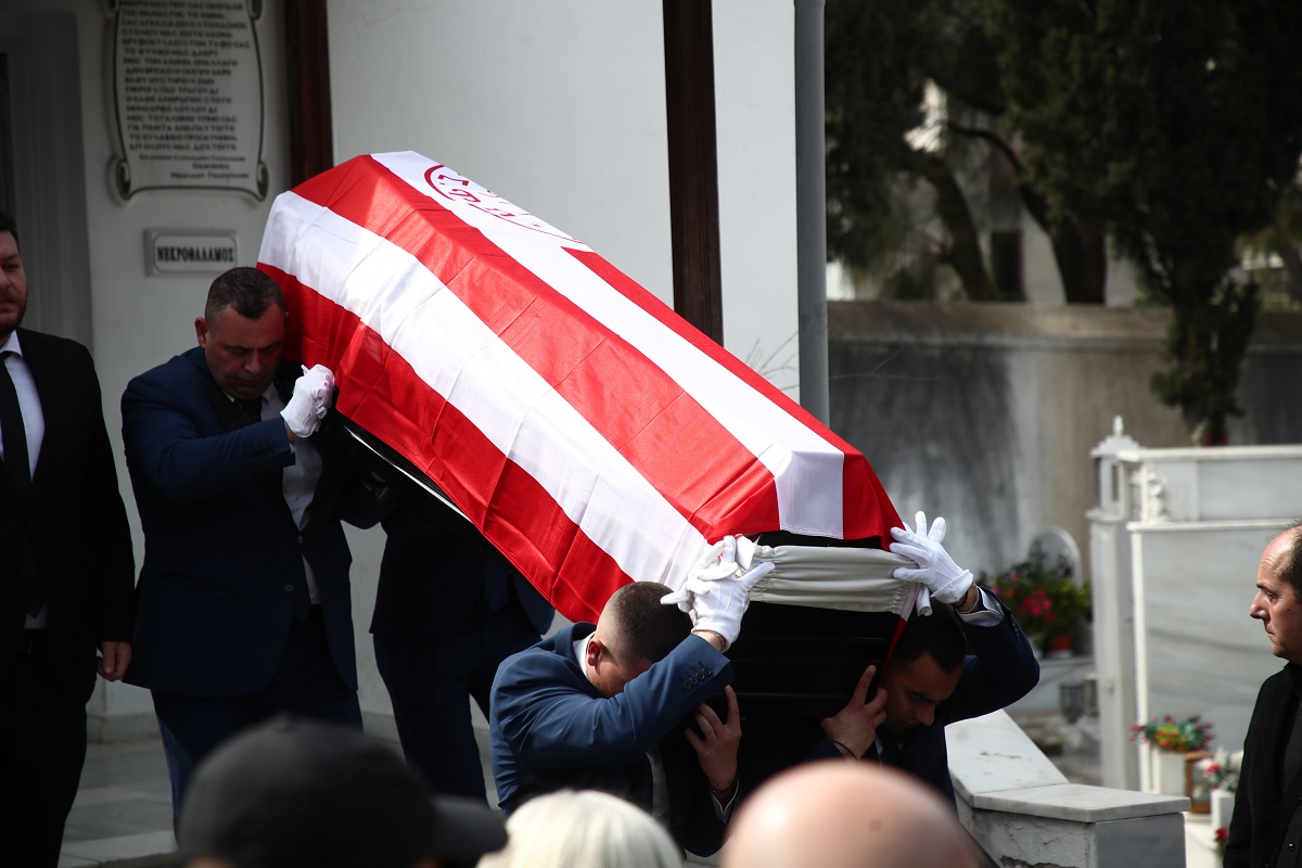 Το τελευταίο «αντίο» στον Χρήστο Ζαντέρογλου – Τυλιγμένο με σημαία του ...