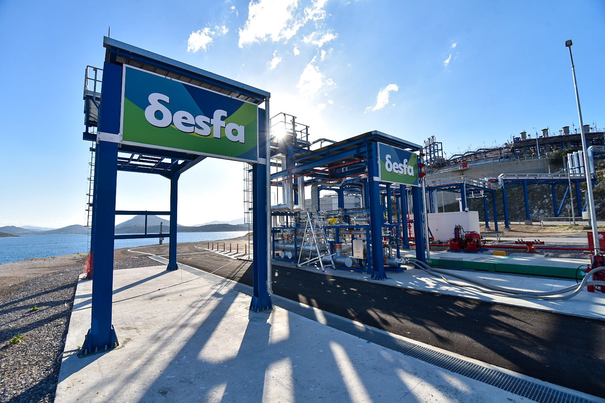 Ρεβυθούσα: Αρχισαν οι μεταφορές φορτίων LNG μέσω ειδικών βυτιοφόρων ...