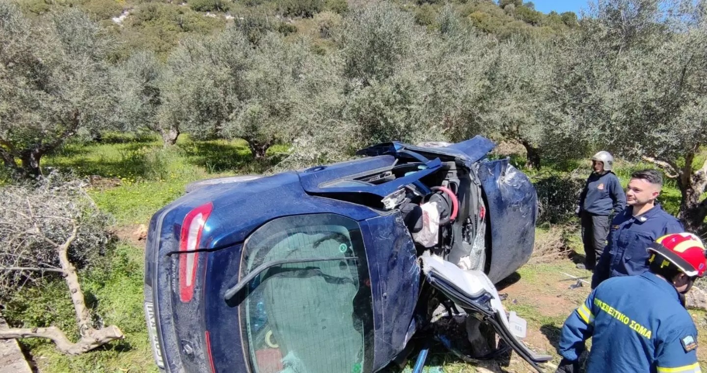 Σοβαρό τροχαίο με εγκλωβισμένη οδηγό – Έπεσε πάνω σε δέντρο - ΤΑ ΝΕΑ