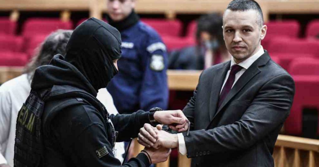 Η έκδυση του Κασιδιάρη και οι γρίφοι για τους δικαστές - ΤΑ ΝΕΑ