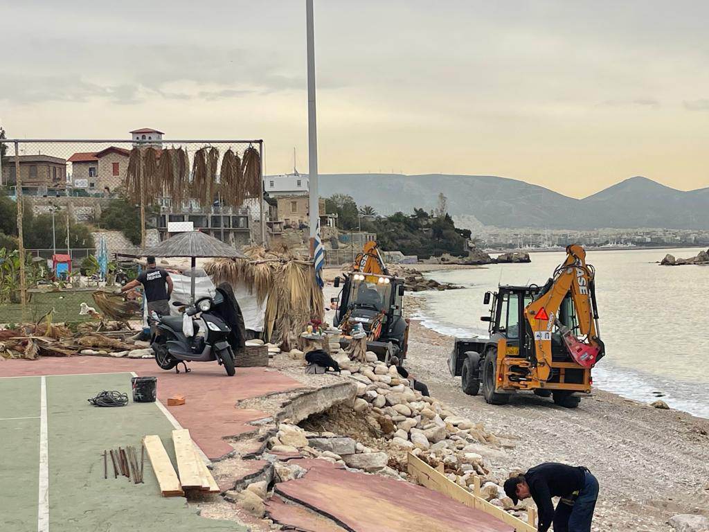 Με όλες του τις δυνάμεις διαμορφώνει την παραλία «Βοτσαλάκια» ο Δήμος ...