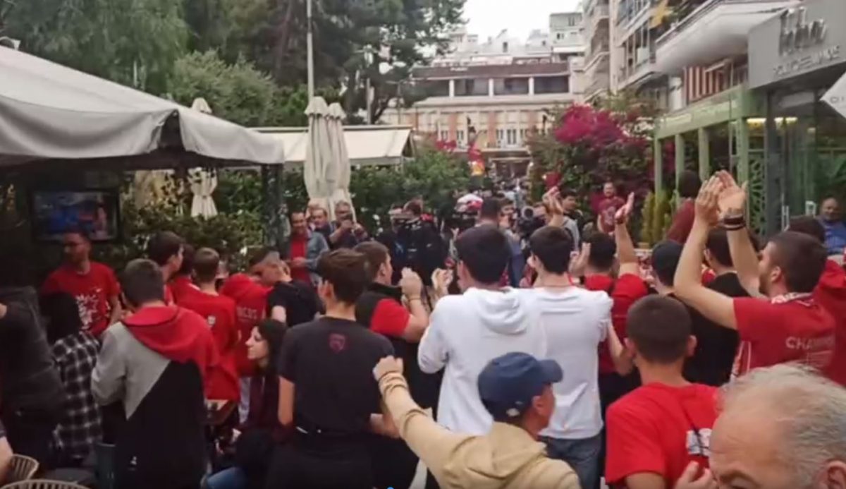 Χαμός στο Πασαλιμάνι από τον κόσμο του Ολυμπιακού για τον τελικό - ΤΑ ΝΕΑ