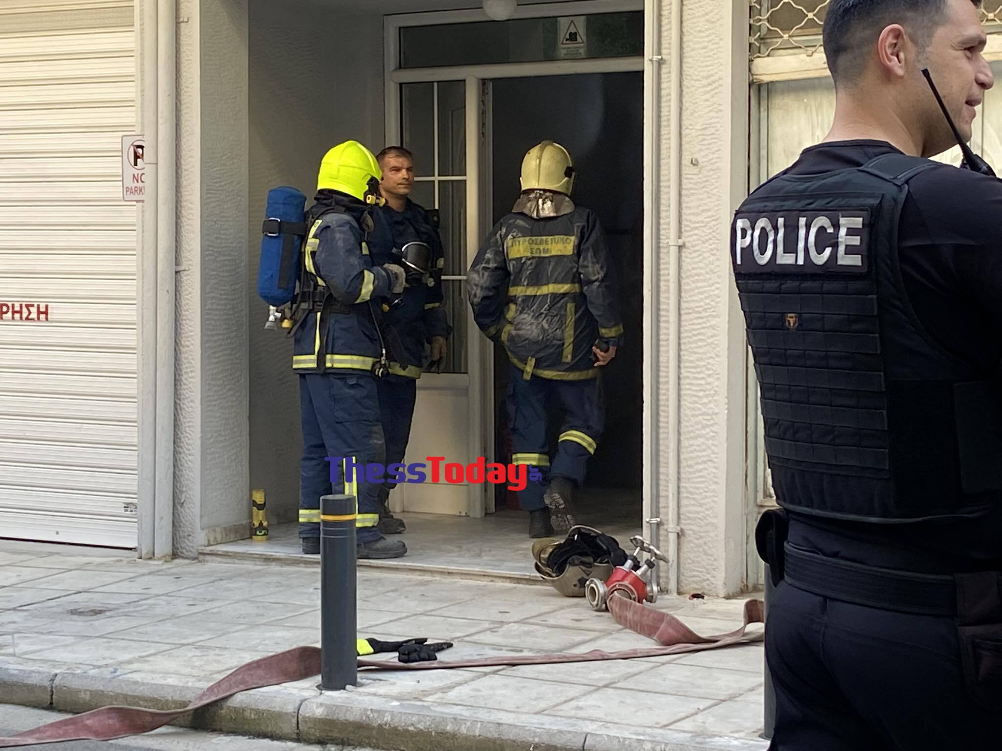 Φωτιά σε πολυκατοικία στη Θεσσαλονίκη: Απεγκλωβίστηκαν άτομα - ΤΑ ΝΕΑ