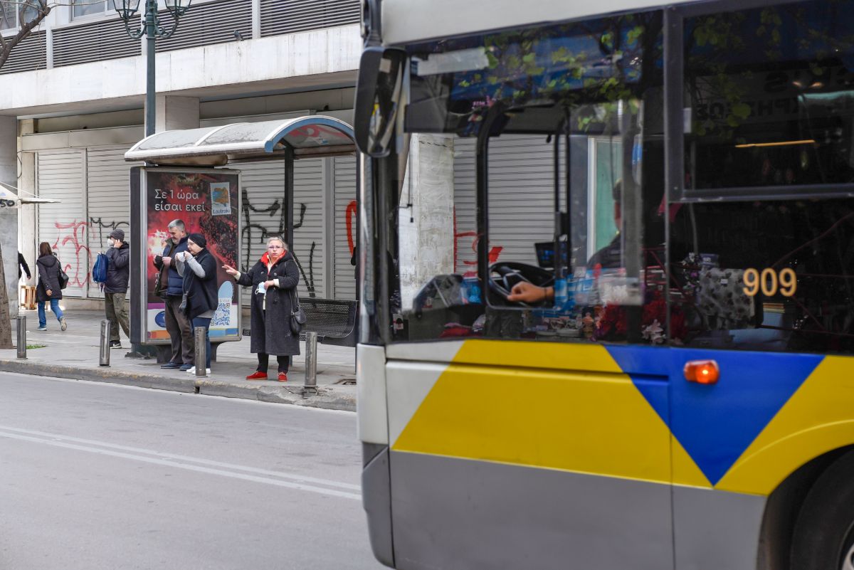 Θεσσαλονίκη: Ατύχημα σε λεωφορείο ΟΑΣΘ – Της ήρθε η οροφή στο κεφάλι ...