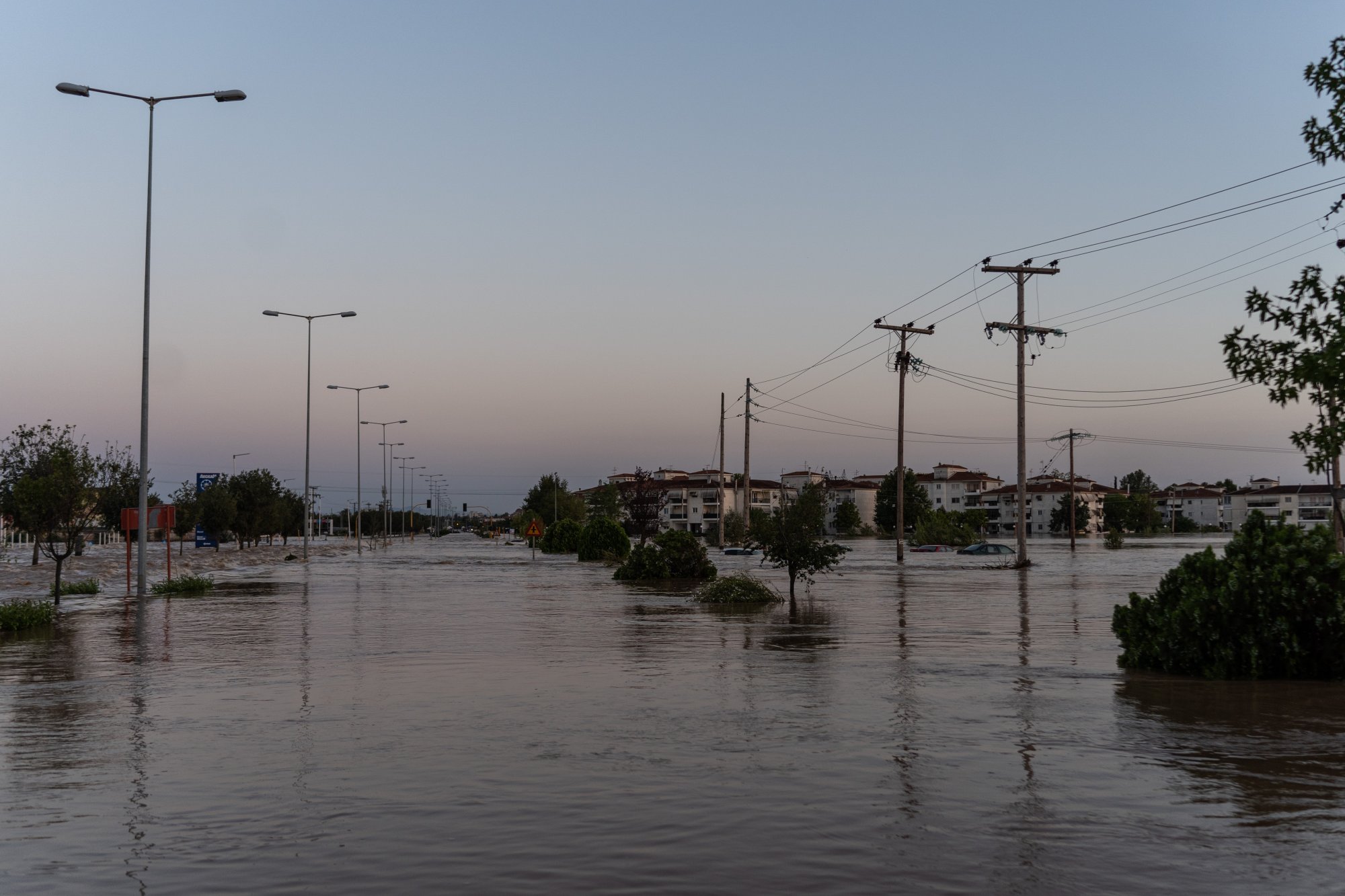 Κίνδυνος από τις κολόνες ηλεκτρικού ρεύματος στις πλημμυρισμένες ...